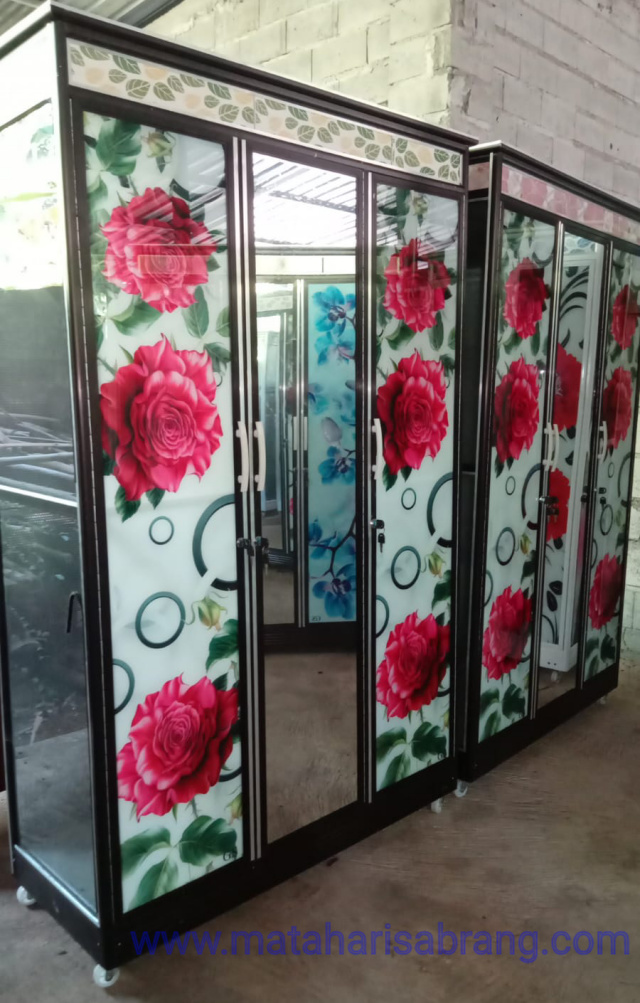 Almari kaca 3 pintu plat | Mataharisabrang